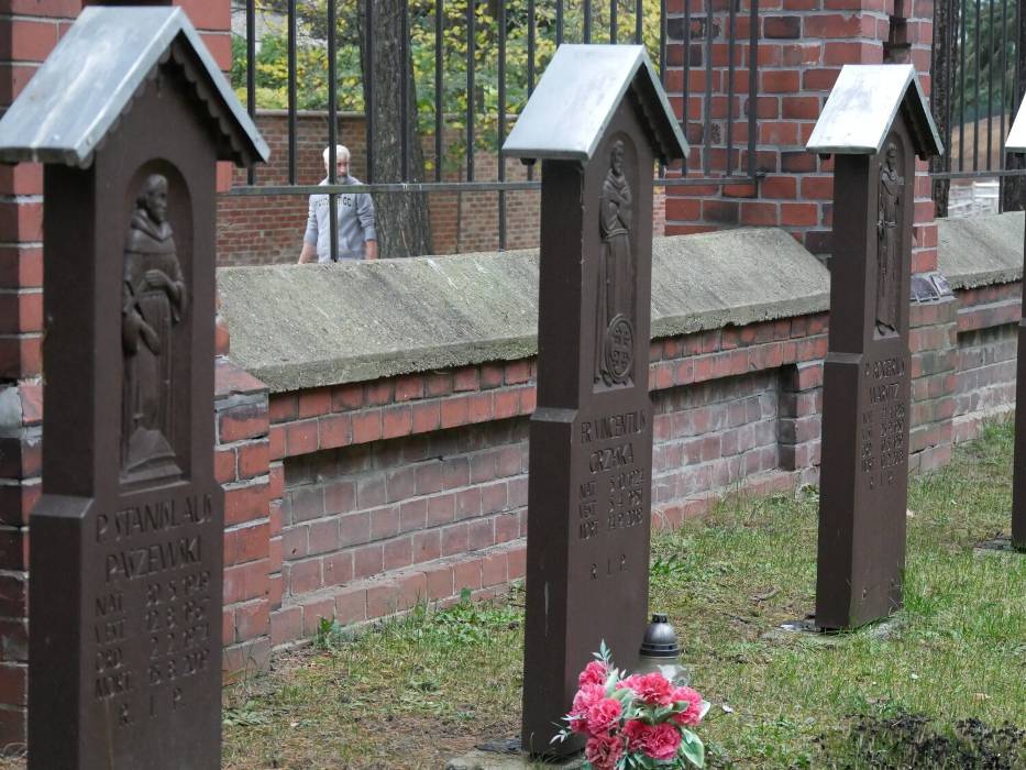 Mały Cmentarz O Wielkiej Historii Rzeźby I Nagrobki Przy Klasztorze